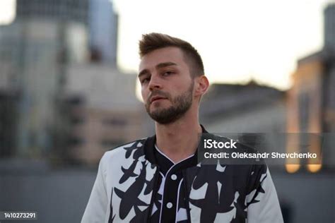 흰색과 검은 색 양복을 입은 잘 생긴 남자와 슬프고 시끄러운 표정 세련된 양복과 매혹적인 외모로 그루터기와 모델 헤어 스타일을 가진 남자 25 29세에 대한 스톡 사진 및