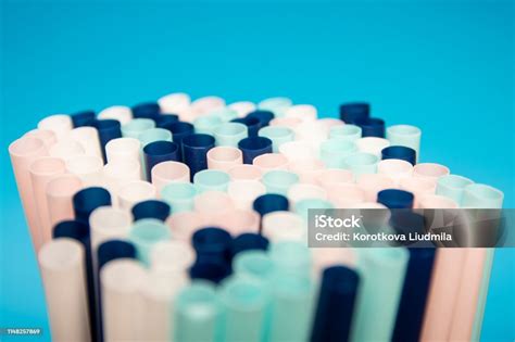 플라스틱 튜브 파란 배경에 마시는 플라스틱 빨 대 디자인에 다채로운 전체 화면 단일 사용 텍스트의 공간을 복사 합니다 0명에