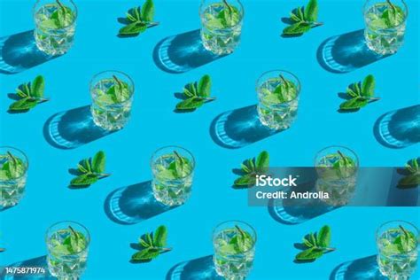 파란색 배경에 민트 잎이 있는 레모네이드 또는 물이 있는 유리로 만든 창의적인 패턴 여름 다과 개념 최소한의 스타일 패턴에 대한 스톡 사진 및 기타 이미지 Istock