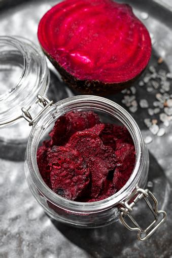 회색 배경 수직 사진에 항아리에 비트 뿌리 칩 건강한 야채 칩 채식주의자를위한 간식 0명에 대한 스톡 사진 및 기타 이미지 0명 감자 칩 건강한 생활방식 Istock