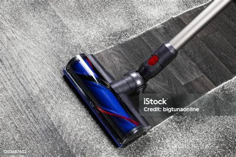 바닥에 진공 청소기 집 청소 개념입니다 청소 전후 더럽고 깨끗한 지역 청소 진공 청소기를 청소하는 동안 최신 진공 청소기 청소 서비스 가사 집안일에 대한 스톡 사진 및 기타