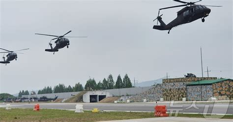 편대 비행 하는 헬기