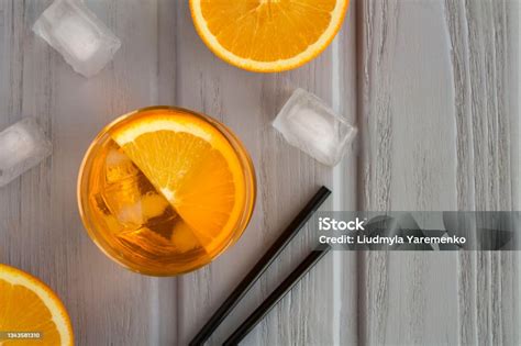 회색 나무 배경에 마시는 유리에 아페롤 스프리츠 칵테일 또는 오렌지 칵테일 맨 위 보기입니다 공간을 복사합니다 0명에 대한 스톡 사진 및 기타 이미지 Istock