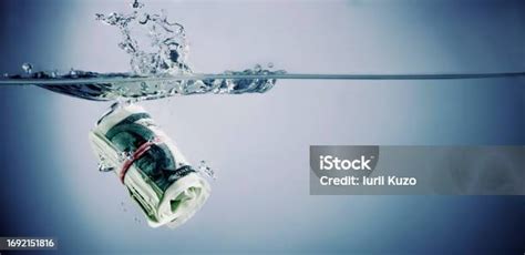 미국 달러 지폐는 글로벌 금융 위기와 국제 무역 및 투자의 불확실한 미래를 상징하는 물에 가라앉고 있습니다 가로 이미지 통화에 대한 스톡 사진 및 기타 이미지 Istock