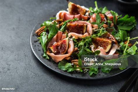 퀴 토 햄과 무화과 Arugula 피칸 견과류와 발사믹 소스와 함께 염소 치즈 샐러드 건강한 생활방식에 대한 스톡 사진 및 기타