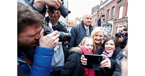 Всички втренчени в Льо Пен на вота във Франция