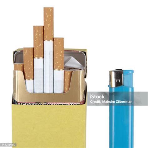 노란색 담배 팩과 클리핑 경로가 있는 흰색 배경에 격리된 파란색 플라스틱 가스 라이터 0명에 대한 스톡 사진 및 기타 이미지