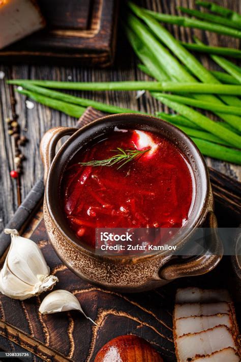 우크라이나어 요리 사워 크림과 우크라이나 베이컨을 곁들인 진흙 냄비에 빨간 수프 보르쉬 나무 테이블에 레스토랑에서 요리를 제공 배경 이미지 복사 공간 텍스트 건강한 생활