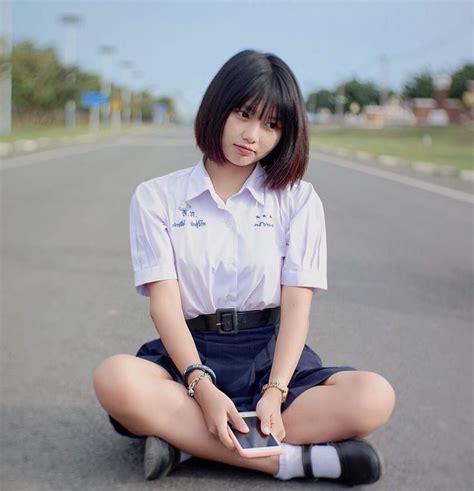 ในภาพอาจจะมี หนึ่งคนขึ้นไป ผู้คนกำลังนั่ง รองเท้า เด็ก และสถานที่