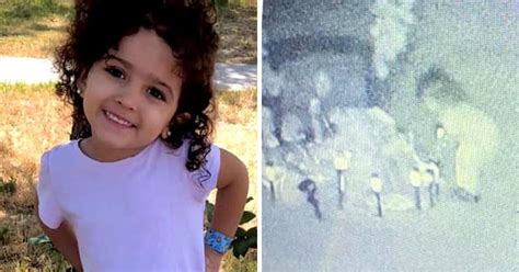 Táto Matka Tvrdí že Zachytila Ducha Jej Mŕtvej Dcérky Ako Sa Hrá S Hračkami Na Jej Hrobe