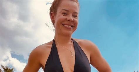 com body preto fernanda souza deixa à mostra tatuagem discreta em