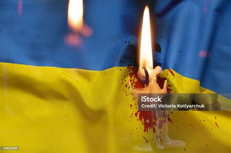 우크라이나의 국기는 피에 촛불의 배경에 대해 노란색과 파란색입니다 우리는 우크라이나 전쟁에서 사망 한 사람들을 애도합니다 Bucha Ukraine에 대한 스톡 사진 및