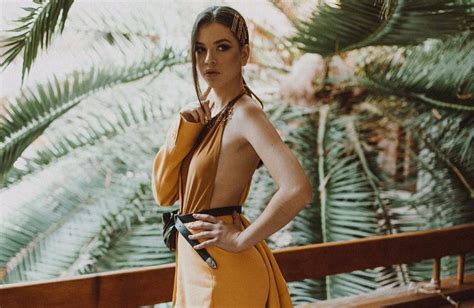 Cleopatra Stratan Matură Si Sexy în Noul Său Videoclip „adio” Eamd