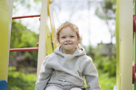 Ein Gl?ckliches Kleines M?dchen Auf Dem Spielplatz Kletterte Auf Kinder ...