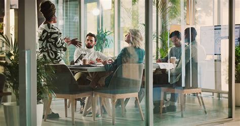 기술직의 재무 예산 검토 또는 회사 성장을 위한 직원 프레젠테이션 또는 피드백 워크샵 회의 또는 세미나에서 경제 보고서 통계 또는 비즈니스 코칭에 대한 정보를 제공하는 여성