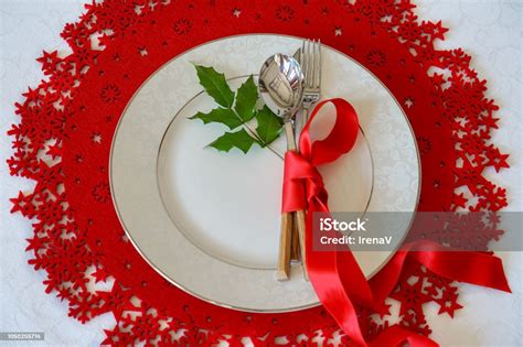 크리스마스와 새 해 휴일 테이블 장소 설정 미 슬 토 지점 홀리 잎입니다 평평 하다 빨간 모직과 흰색 배경입니다 겨울 휴일 개념 0명에 대한 스톡 사진 및 기타 이미지