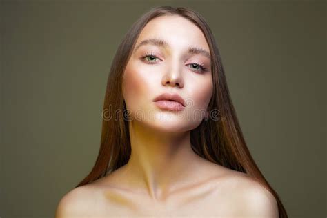 M Dchen Mit Rosa Lidschatten Sch Ne Frau Mit Verfassung Stockfoto Bild Von Br Nette Mode