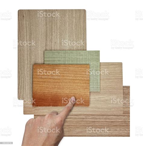 남성 디자이너의 손은 오크 베니어 더글러스 전나무 베니어 클리핑 경로 가있는 배경에 격리 된 오크 라미네이트의 멀티 텍스처를 포함한 내부 목재 재료 샘플을 선택 가구에 대한