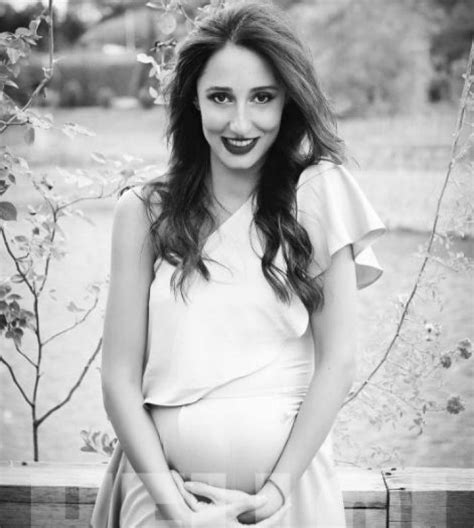 ასე გამოიყურება ფეხმძიმე რუსკა მაყაშვილი საცურაო კოსტუმში