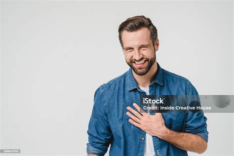 행복한 젊은 백인 남자 데님 옷 웃음 칭찬으로 감동 흰색 배경에 고립 된 유머 감각 남자에 대한 스톡 사진 및 기타 이미지 남자 리더십 힘 Istock