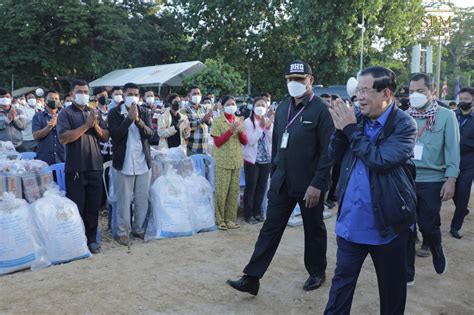 សម្តេចតេជោ ហ៊ុន សែន អញ្ជើញផ្តល់ស្រូវពូជ និងស្បៀងអាហារ ជូនកសិករជាង៦ពាន់គ្រួសារ នៅខេត្តព្រៃវែង