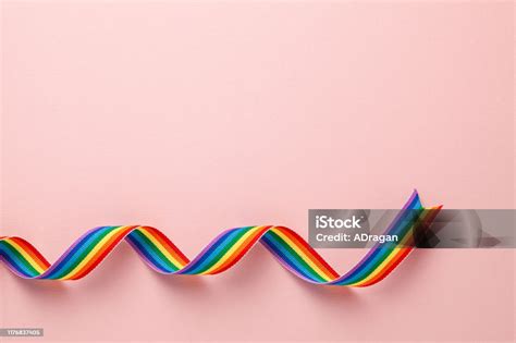 Lgbt 무지개 리본 프라이드 테이프 기호입니다 분홍색 배경입니다 텍스트의 공간을 복사합니다 기에 대한 스톡 사진 및 기타 이미지 Istock