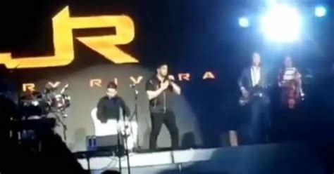 Jerry Rivera Se Cae Del Escenario En Medio De Un Concierto Música