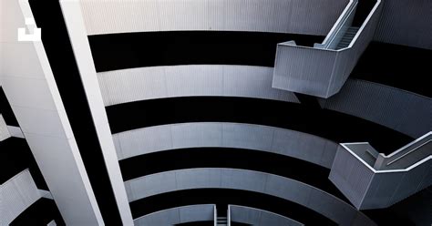 꼭대기에 조명이 있는 계단 사진 Unsplash의 무료 최소 이미지