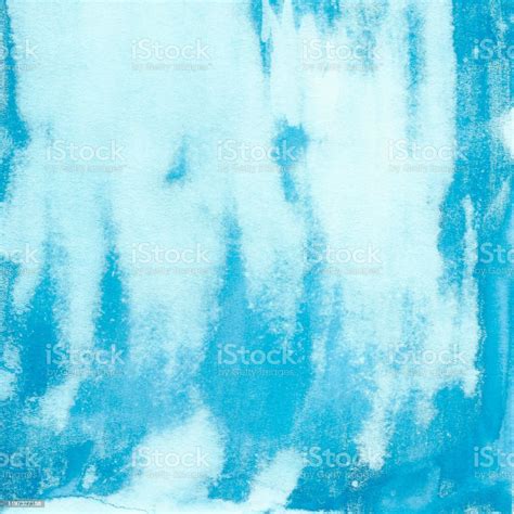 수채화 손 은 질감 디자인 요소와 트렌디 한 분위기에 대한 물이나 하늘과 같은 흰색 얼룩과 자연 블루 컬러 배경을 그린 겨울에 대한 스톡 벡터 아트 및 기타 이미지 Istock