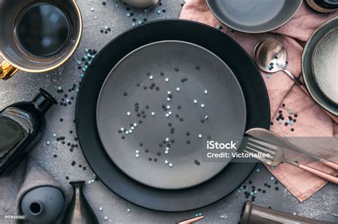 플랫 하다 현대 축제 파티 테이블 설정 접시 포크 칼와 선물 상자입니다 세라믹 접시 칼 붙이 및 리넨 냅킨 0명에 대한 스톡 사진 및 기타 이미지 Istock