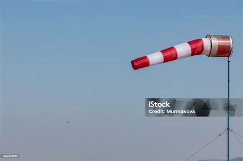 공항 어떤 바람이 부는 날씨에 맑고 푸른 하늘 배경에 표시 지역 바람 방향 공기 양말 Drogue 바람 슬리브 바람 콘 가방에 대한 스톡 사진 및 기타 이미지 Istock