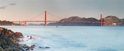 여름이나 가을에 푸른 하늘과 구름이 있는 황혼의 아름다운 저녁 빛에 유명한 골든 게이트 브리지의 고전적인 파노라마 전망 샌프란시스코 캘리포니아 미국 0명에 대한 스톡 사진