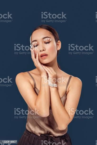 자유형 젊은 여자 눈 장식 Perls 서 고립 된 에 어두운 파란색 포즈 에 카메라 입술 열린 관능적 인 갈색 머리에 대한 스톡 사진 및 기타 이미지 Istock