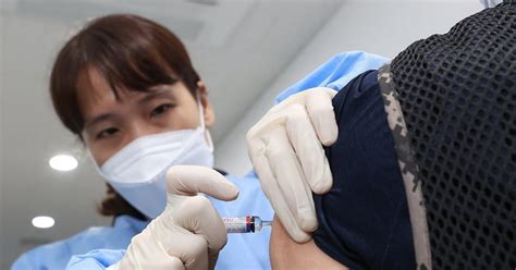 독감 예방주사 놓는 의료진