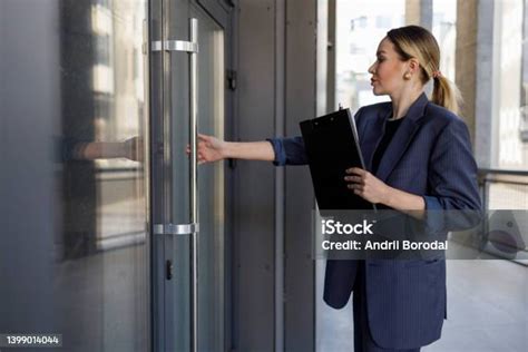 예쁜 여성 사무원이 사무실 건물의 문을 엽니 다 들어가기에 대한 스톡 사진 및 기타 이미지 들어가기 건물 외관 여자 사업가 Istock