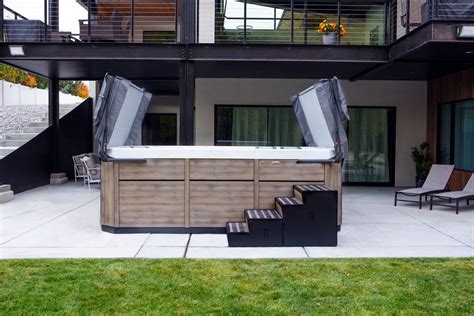 The 12 Person Hot Tub A Giant Among Spas Bullfrog Spas