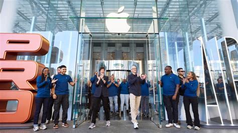 Tim Cook Celebrates Iphone 17 Launch With Fans In New York Tuaw