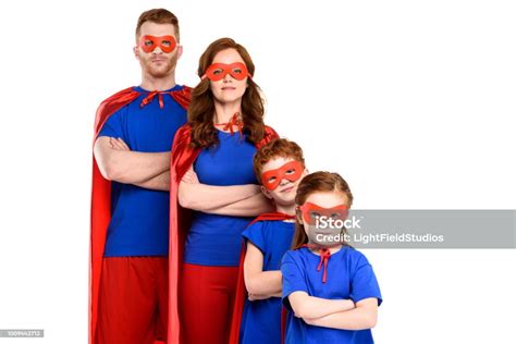 슈퍼 히어로 교차 팔으로 서 그리고 카메라 흰색 절연 보고의 가족 망토에 대한 스톡 사진 및 기타 이미지 망토 여자 슈퍼