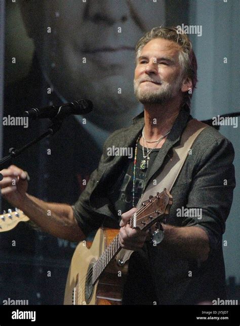 New York Ny Usa 18th Aug 2017 Kenny Loggins Performs In The Rain
