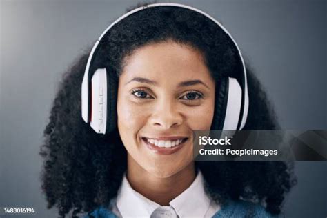 헤드폰 음악 그리고 오디오 라디오 노래를 들으며 벽 배경에 미소를 짓고 있는 흑인 여성의 초상화 평화 사고 방식 및 스트리밍 웰빙 팟 캐스트를위한 행복한 소녀의 긴장 평온