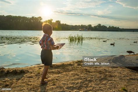 어린 소년 석양의 광선에 강둑을 따라 종이 비행기로 실행 달리기에 대한 스톡 사진 및 기타 이미지 달리기 아이 강 Istock