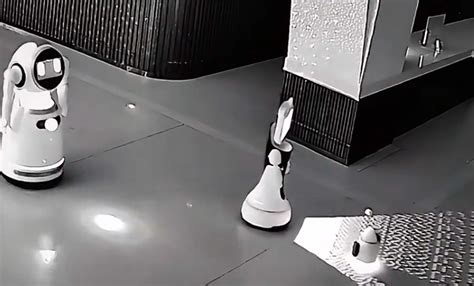 Một Robot Nhỏ Dụ Dỗ Các Robot Lớn Bỏ Việc Tại Một Công Ty