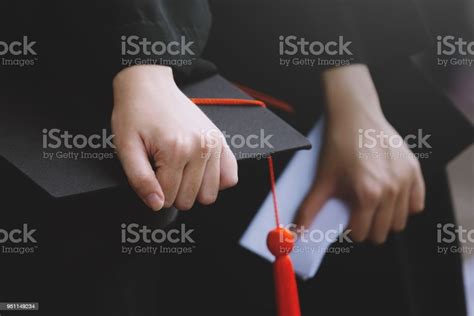 졸업 학생 개시 성공 졸업생 대학 개념 교육 축 하의 동안 손에 모자를 개최 졸업식 대학에서 졸업생을 축 하 합니다 학사모에 대한 스톡 사진 및 기타 이미지 Istock