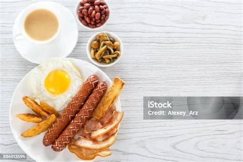 훈제 소시지 스크램블 베이컨 버섯 토스트 콩와 함께 영어 아침 식사 우유와 차입니다 밝은 배경에 흰색 접시에 아침 식사 0명에 대한 스톡 사진 및 기타 이미지 Istock