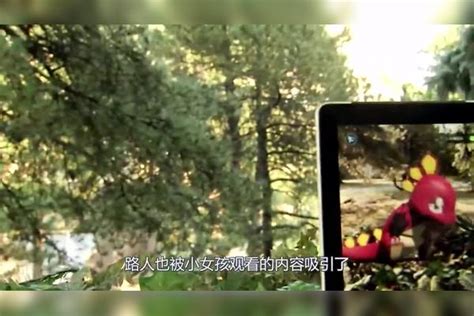 路人与女孩一起玩打怪兽的游戏然而神奇的事情发生了太会玩了