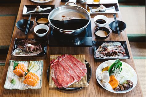 샤 브 샤 브는 드문 조각 와규 A5 쇠고기 샤 브 샤 브 간장 및 클리어 베이스 연어와 야채를 포함 하 여 설정 합니다 개체 그룹에 대한 스톡 사진 및 기타 이미지