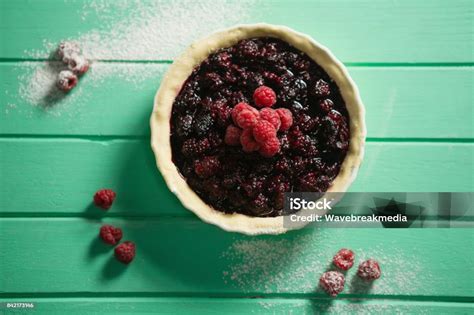 라스베리와 베이킹에 타트에 블랙베리의 직접 위의 총 팬 건강한 생활방식에 대한 스톡 사진 및 기타 이미지 건강한 생활방식 건강한 식생활 과일 Istock