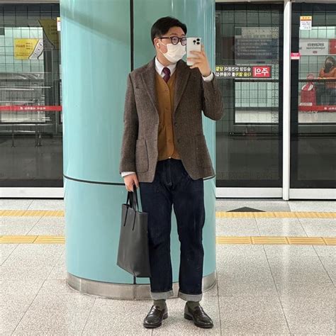 인욱 On Instagram 오랜만에 꺼내 입은 헤링본 자켓 원래 이렇게 작았던가 포멀한 착장에 뭔가 포인트를 주고 싶어서 아메카지 느낌 물씬 나는 베스트를 추가해