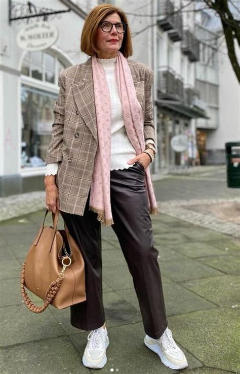 Модерни ансамбли за жени над 50 СНИМКИ За Жената