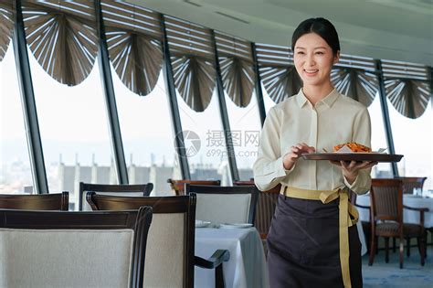空中餐厅热情的服务员上菜高清图片下载 正版图片 摄图网